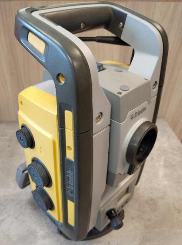 Totální stanice TRIMBLE RTS555 (bezhranolová s Windows)